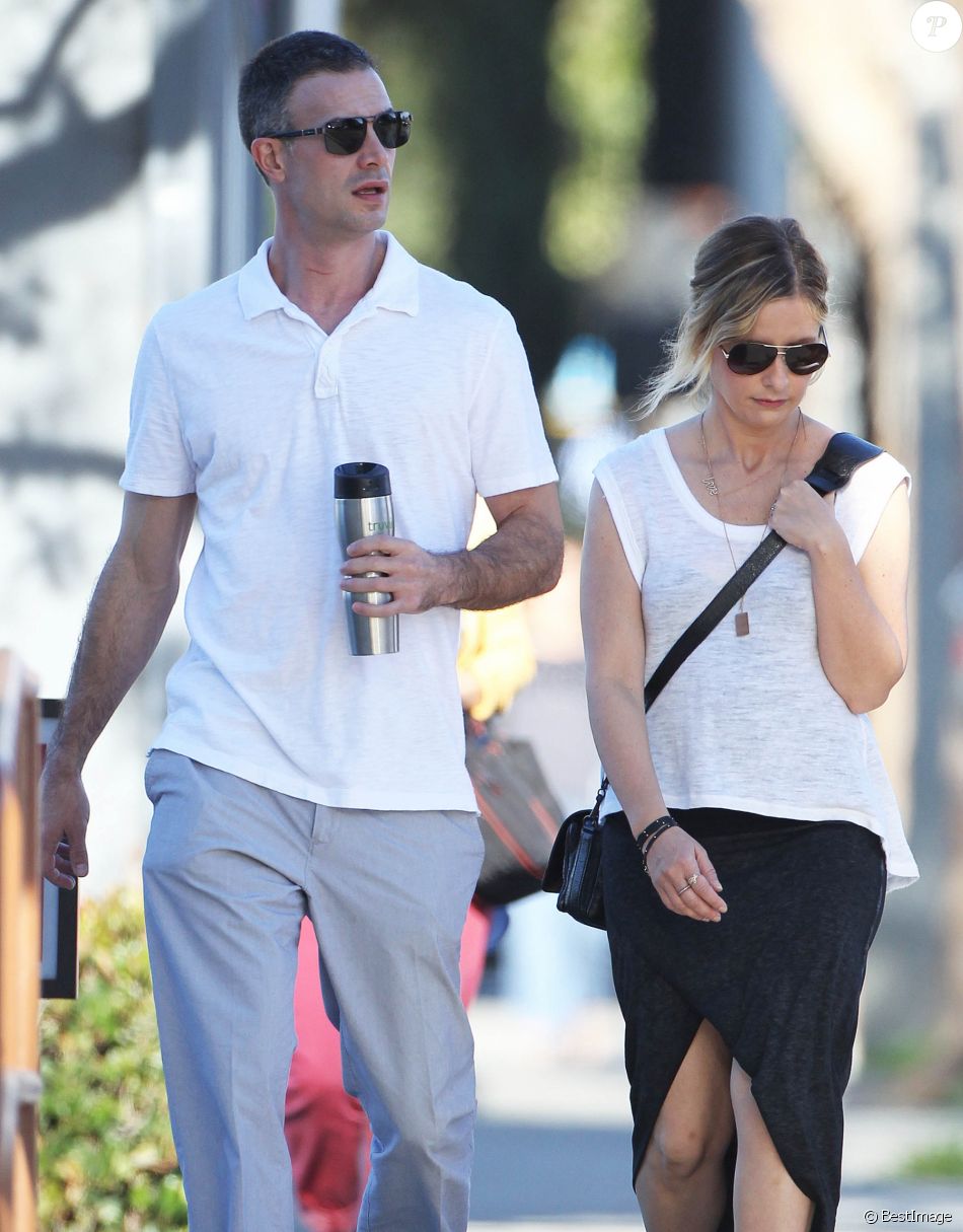 Sarah Michelle Gellar Et Son Mari Freddie Prinze Jr Se Promènent Dans