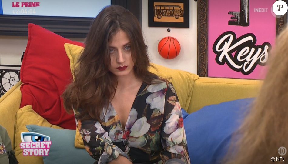 Julie lors de la quotidienne de Secret Story 11 (NT1), le 21 septembre ...