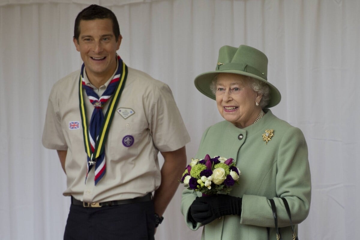 Photo : La reine Elisabeth II et Bear Grylls assistent à la parade des ...