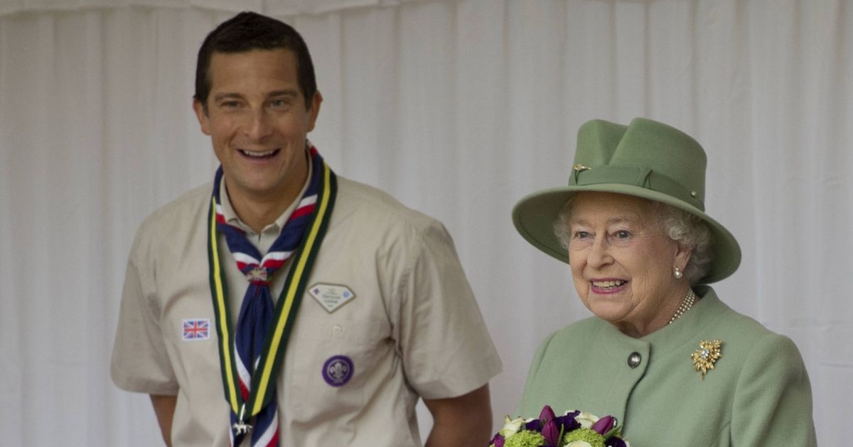 La reine Elisabeth II et Bear Grylls assistent à la parade des scouts ...