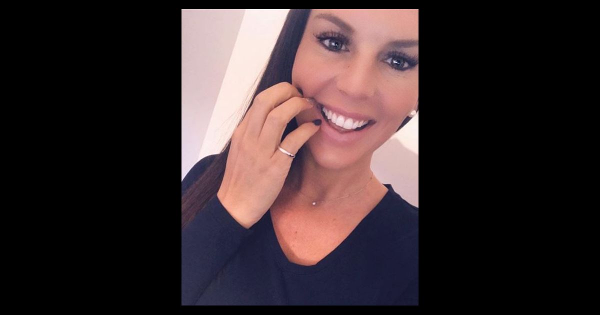 Amélie Neten souriante sur Instagram, 9 décembre 2017 - Purepeople