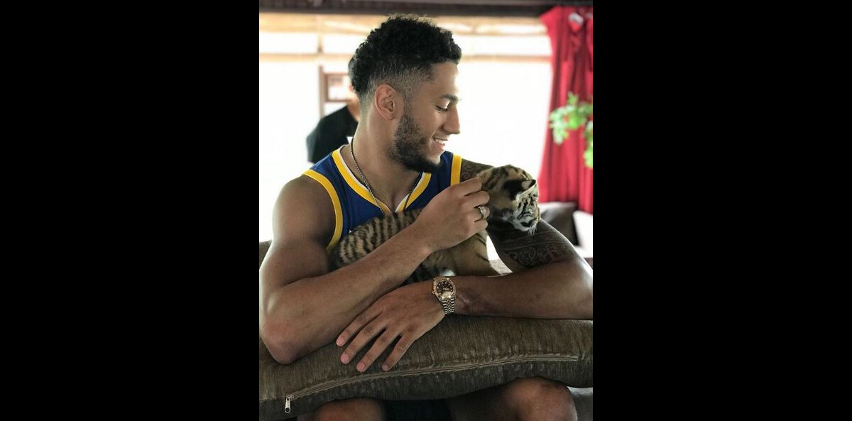 Photo : Tony Toka pose avec un bébé tigre sur Instagram le 5 janvier ...