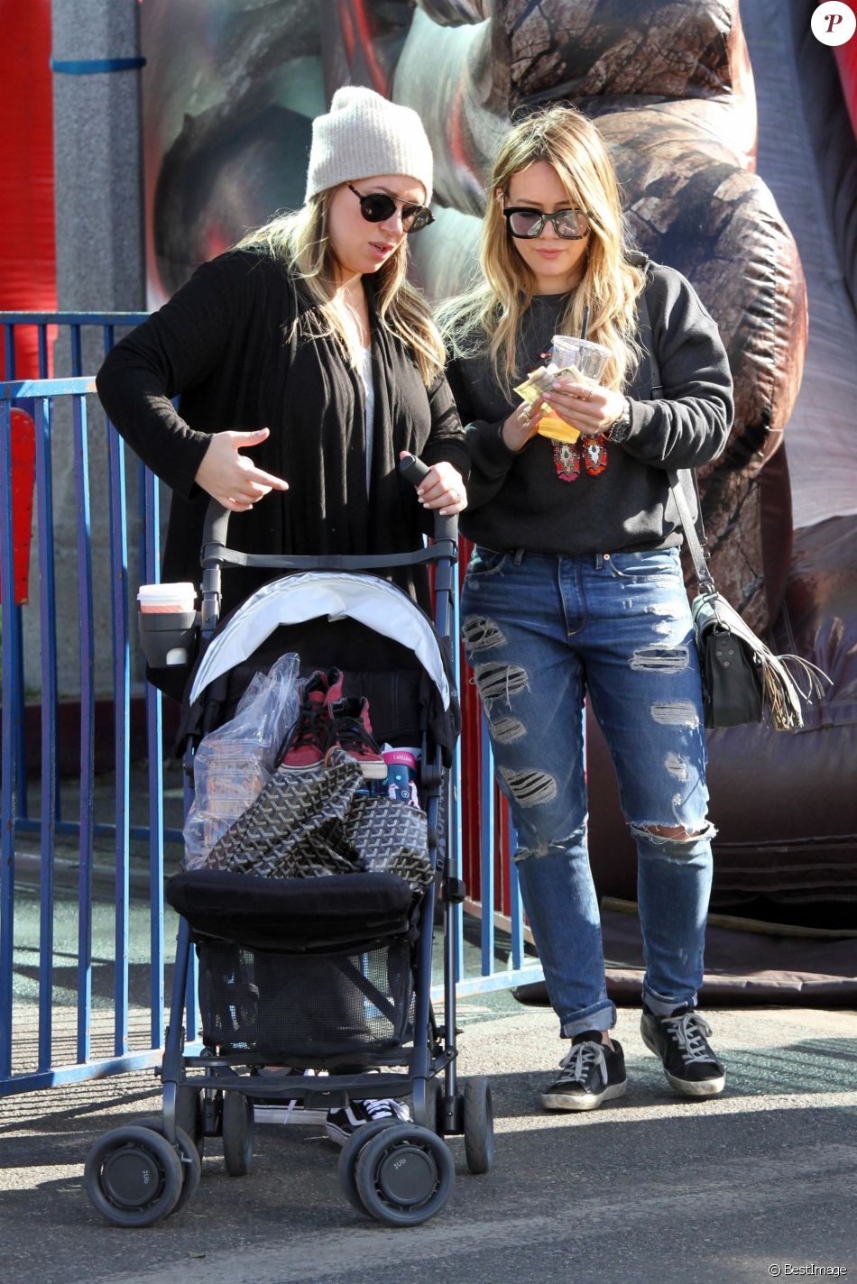 Hilary Duff et sa soeur Haylie Duff au Farmer's Market à Studio City ...