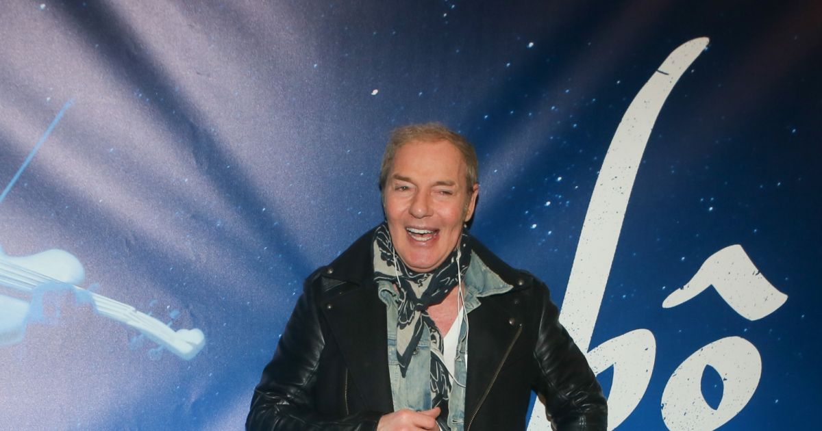 Tony Gomez au photocall du spectacle Bô, le voyage musical au théâtre ...