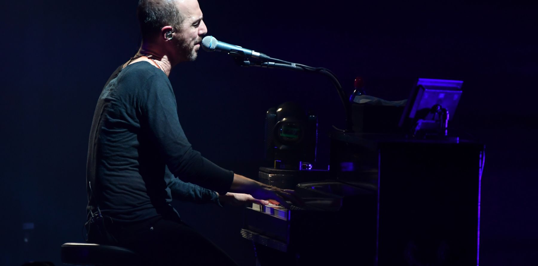 Calogero : Grosse émotion à Nice pour son hommage aux victimes de l ...
