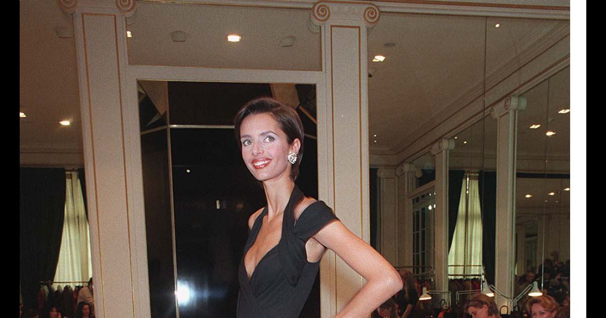 Heather Stewart-Whyte défile pour Yves-Saint-Laurent le 10 mars 1997 ...