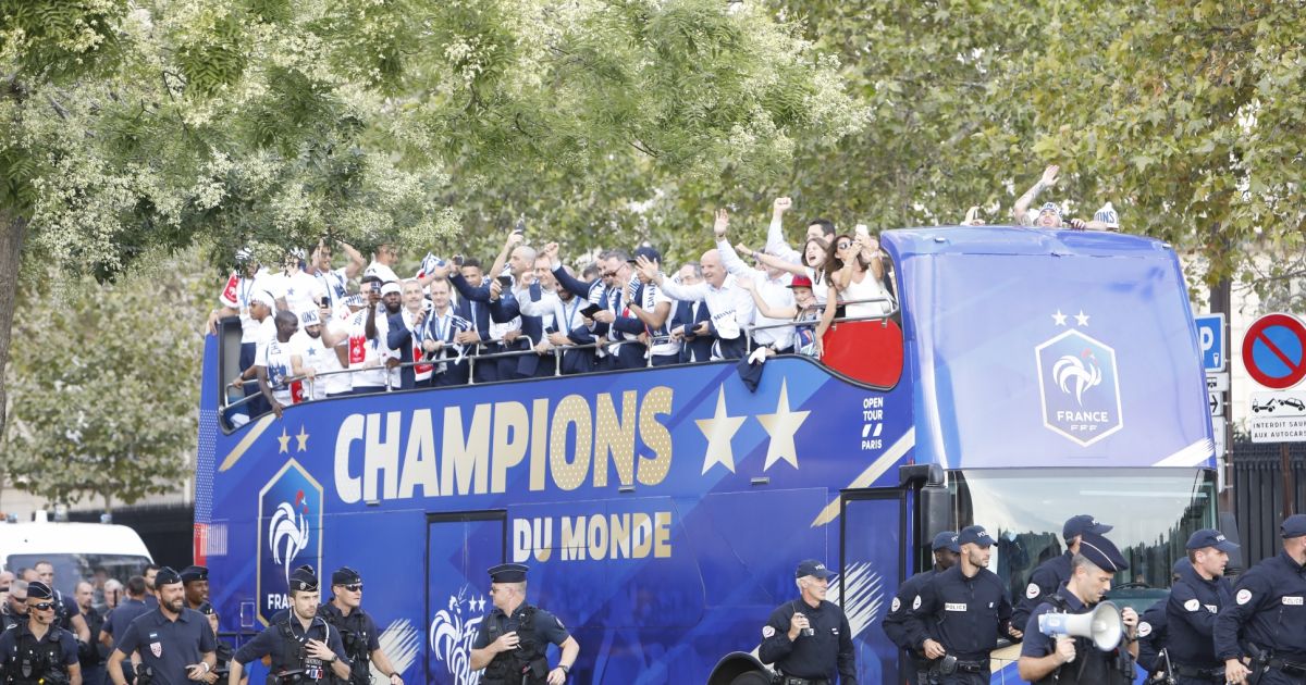 L'équipe de France - Le bus de l'équipe de France de Football descend ...