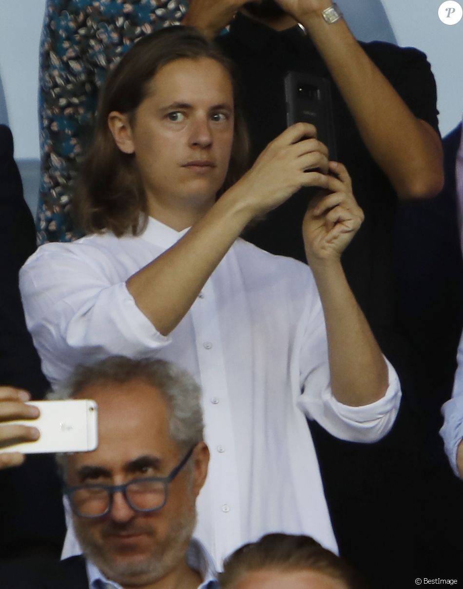 Pierre Sarkozy dans les tribunes du parc des princes lors du match de ...