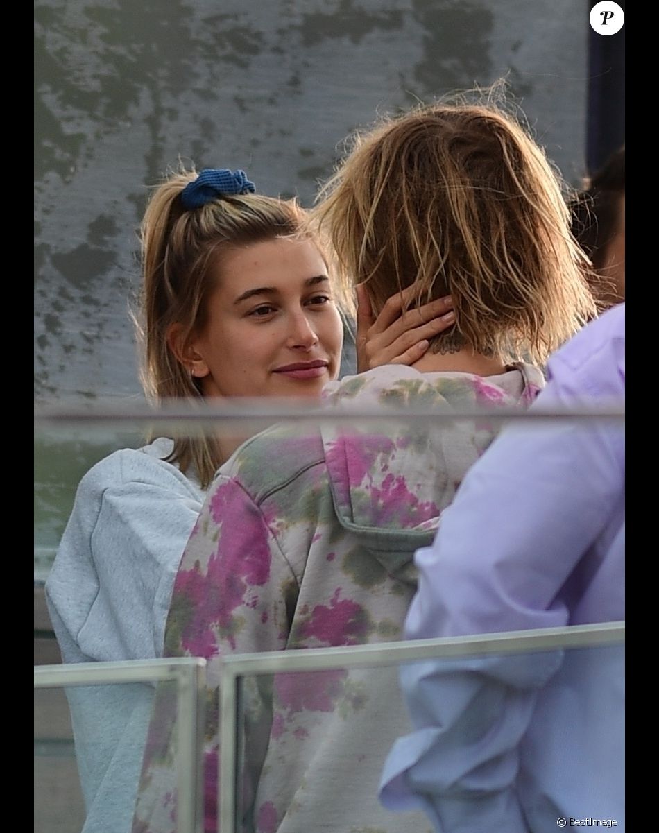 Justin Bieber et sa fiancée Hailey Baldwin s'embrassent dans la file d ... Justin Bieber et sa fiancée Hailey Baldwin s'embrassent dans la file d ...