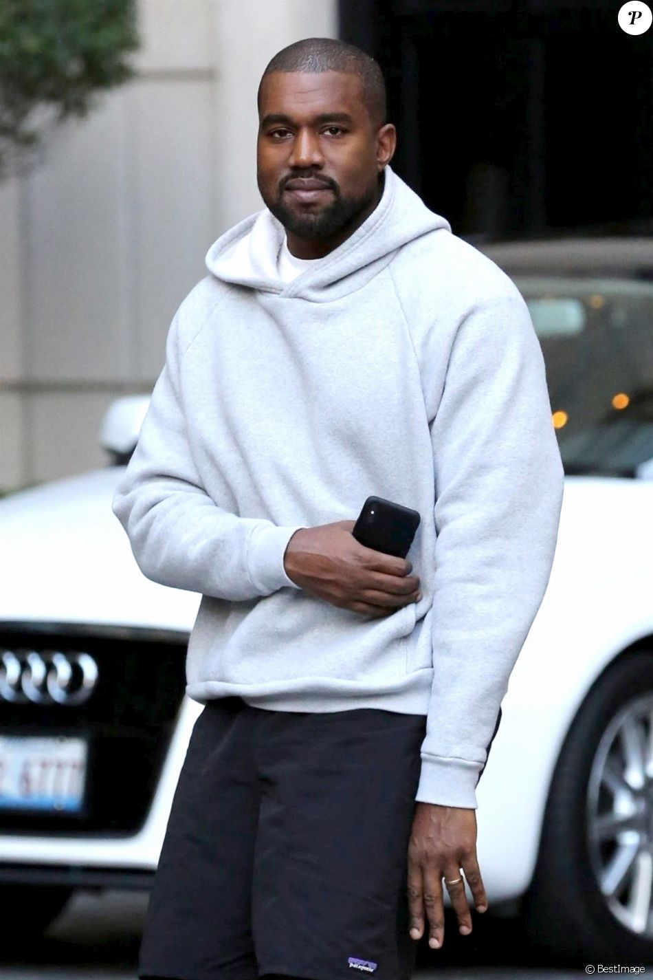 Exclusif - Kanye West pose pour les photographes dans les rues de ...