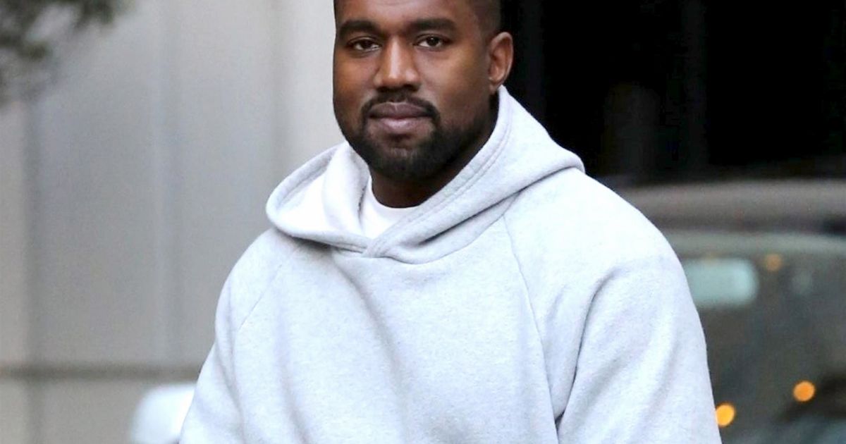 Exclusif - Kanye West pose pour les photographes dans les rues de ...