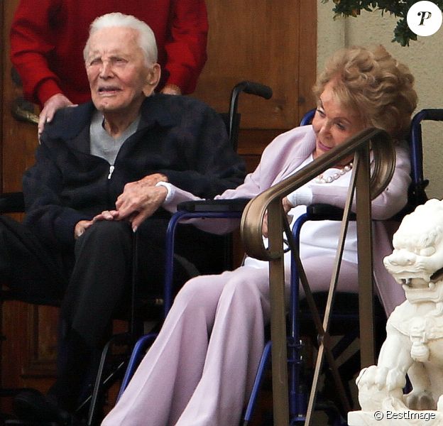 Kirk Douglas : La légende hollywoodienne célèbre ses 102 ans ! - Purepeople
