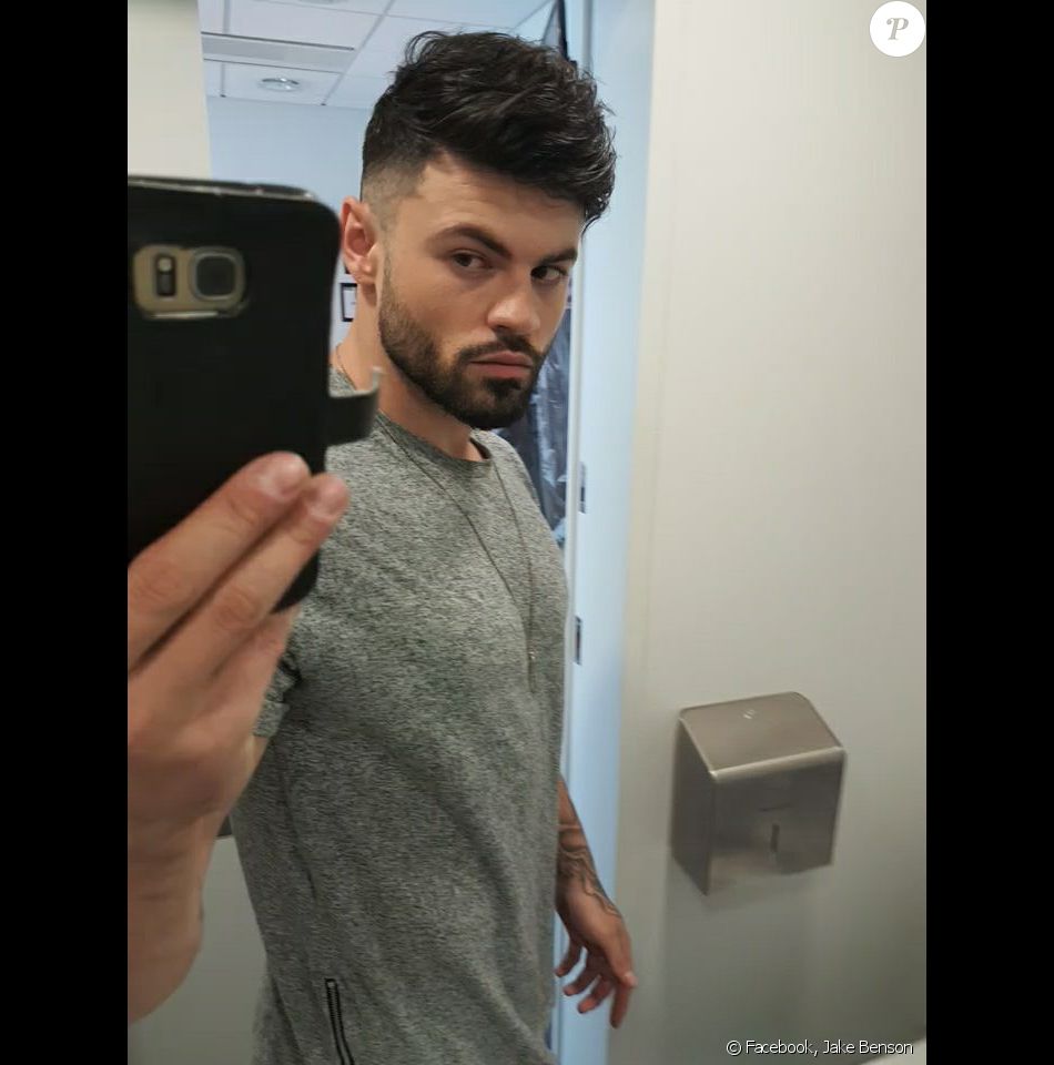 Jake Benson en selfie sur Facebook - Purepeople
