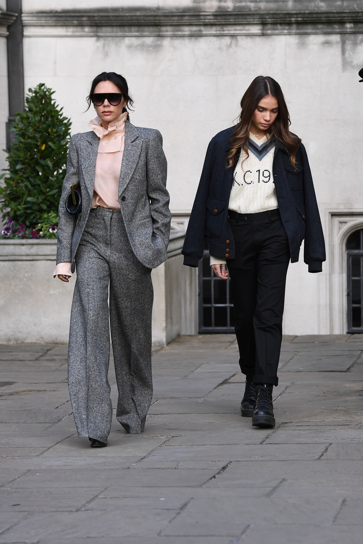 Photo : Victoria Beckham et Hana Cross au défilé Kent & Curwen à ...