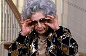 Grand Mère Yetta, jouée par Ann Morgan Guilbert, dans la série Une ...