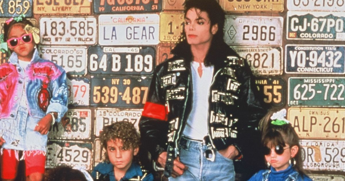 Michael Jackson et Wade Robson (à sa droite), en 1990. - Purepeople
