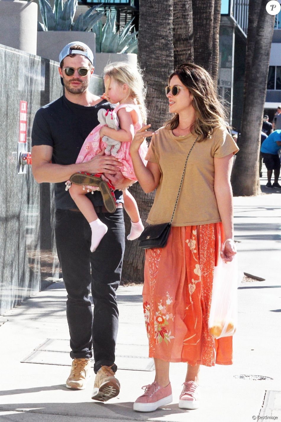 Jamie Dornan se balade avec sa femme Amelia Warner et ses enfants Elva ...