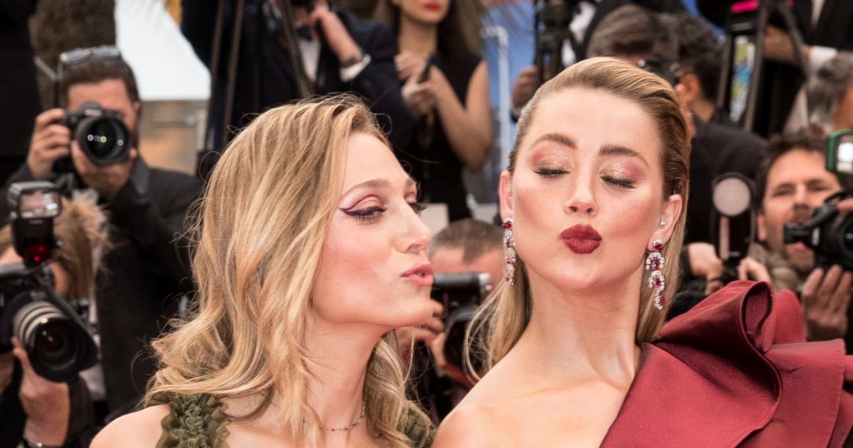 Corey Rae et Amber Heard - Montée des marches du film Douleur et Gloire ...