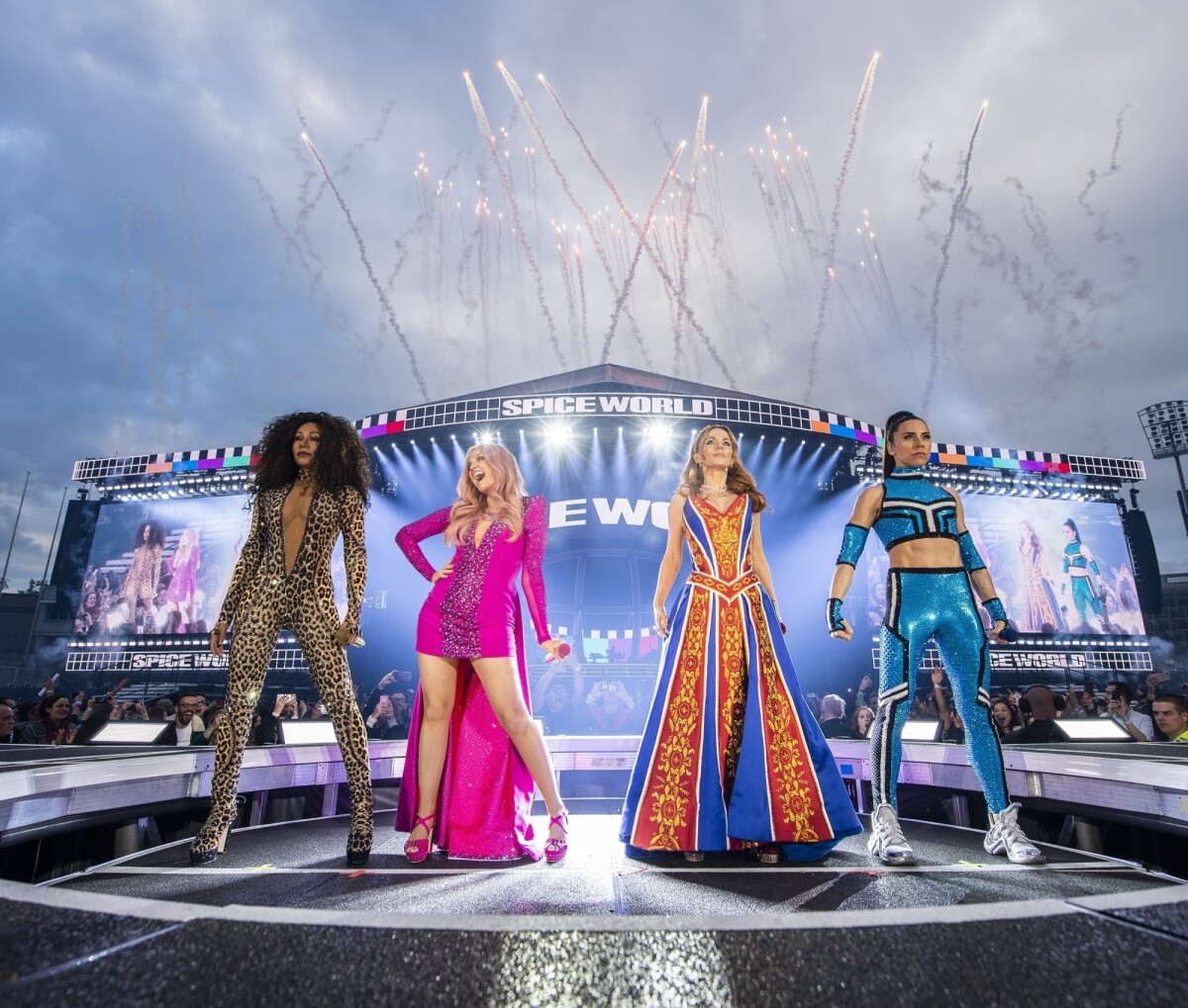 Photo : Les Spice Girls en concert à Dublin à l'occasion du Spice World ...