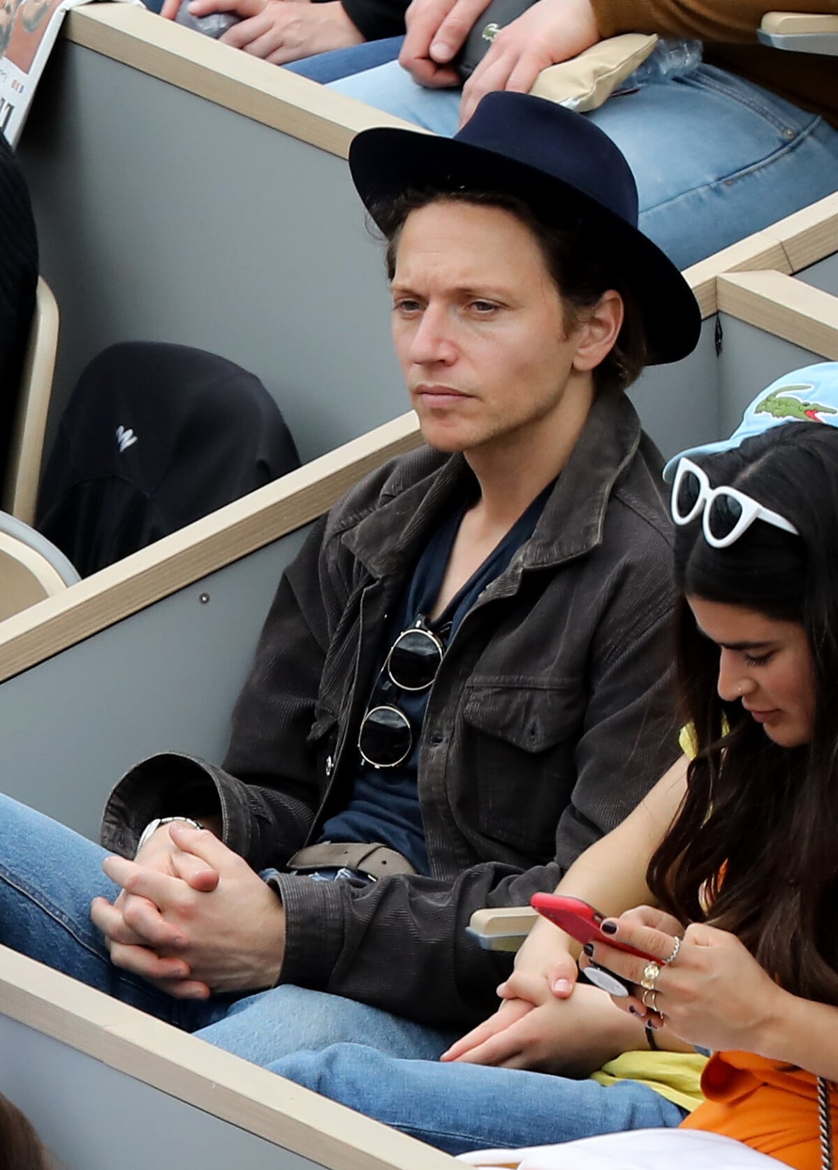 Photo : Le chanteur Raphaël (Raphaël Haroche) dans les tribunes de ...