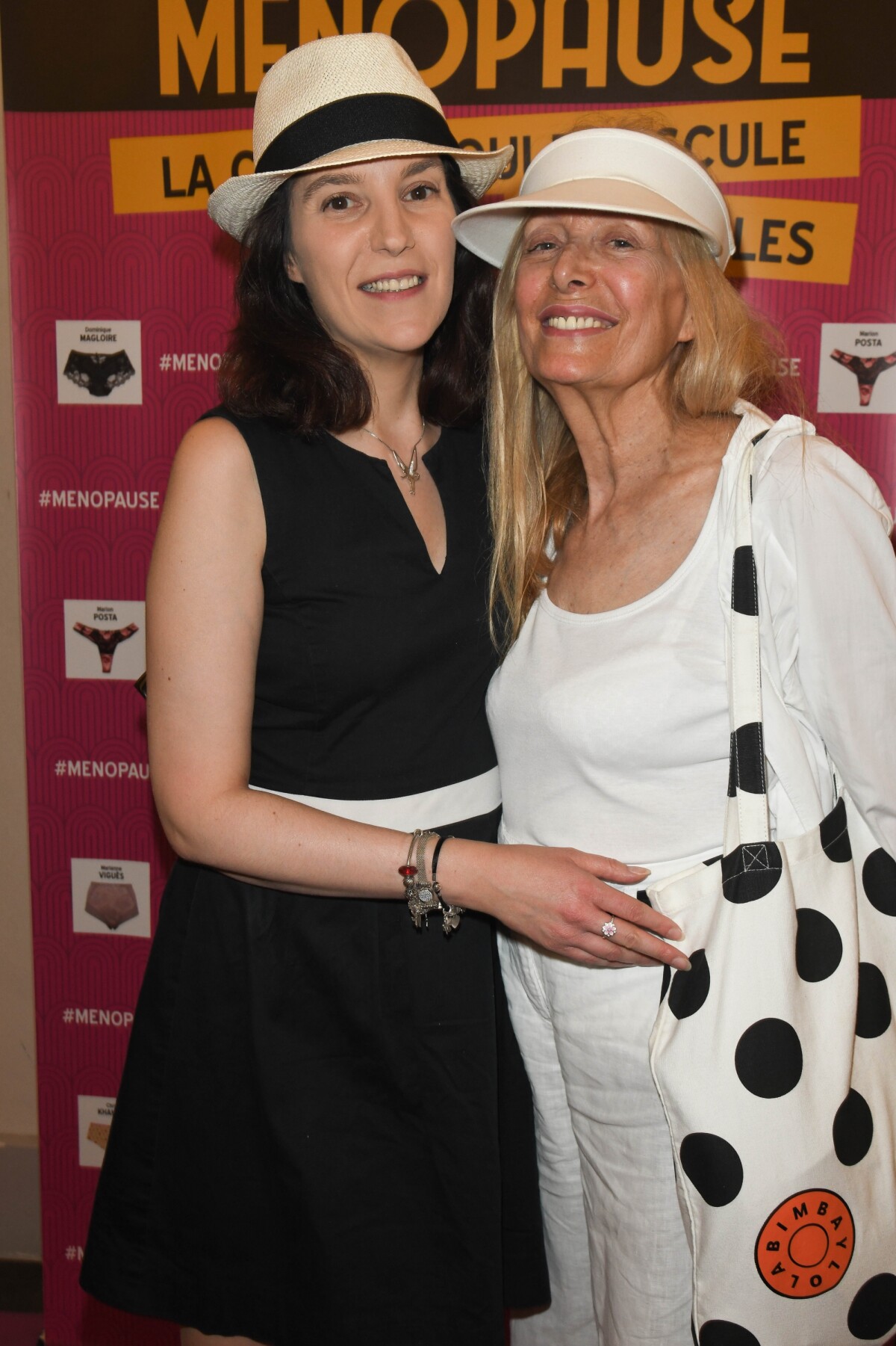 Photo : Exclusif - Sarah Netter et sa mére - Photocall du spectacle ...