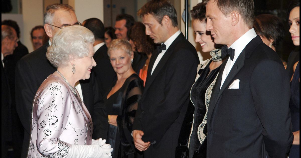 Daniel Craig et la reine Elizabeth II à l'avant-première du film Casino ...