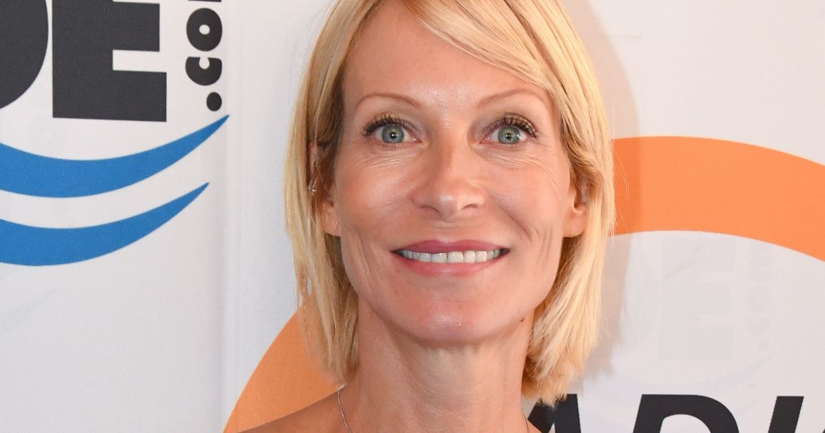 Rebecca Hampton : Superbe sirène en bikini à la plage - Purepeople