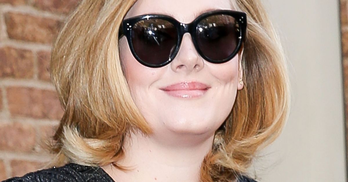 Adele fait des selfies avec ses fans devant son hôtel à New York, le 16 novembre 2015 - Purepeople