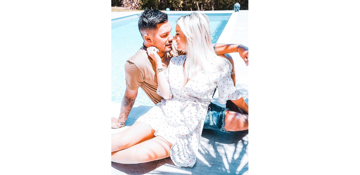 Photo : Carla Moreau et Kevin Guedj en amoureux au bord de la piscine ...