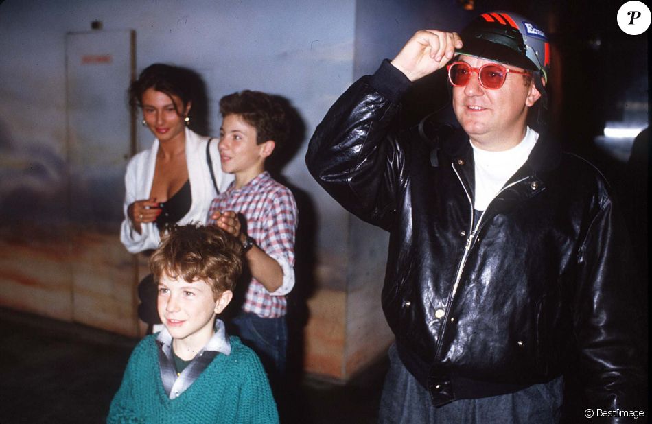 Coluche avec ses fils Romain et Marius en 1985. - Purepeople Coluche avec ses fils Romain et Marius en 1985. - Purepeople
