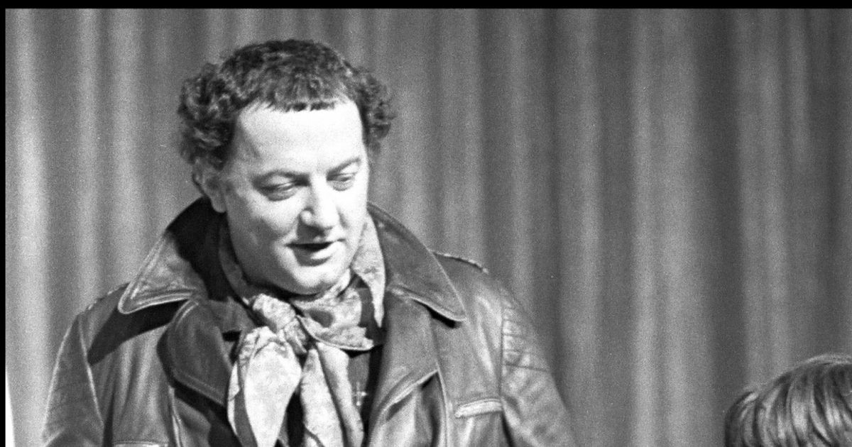 Coluche avec son fils Romain Colucci sur scène en 1980. - Purepeople