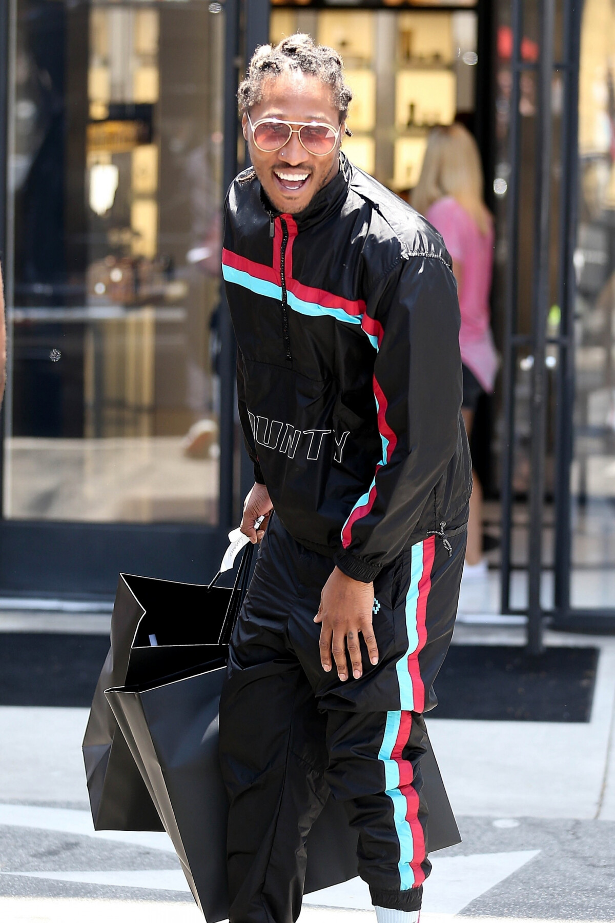 Photo : Le rappeur Future pose avec ses fans devant chez Chanel à ...