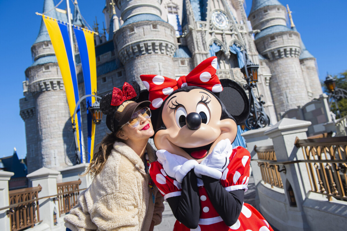 Photo : Drew Barrymore pose avec Minnie à Disney World en Floride le 25 ...