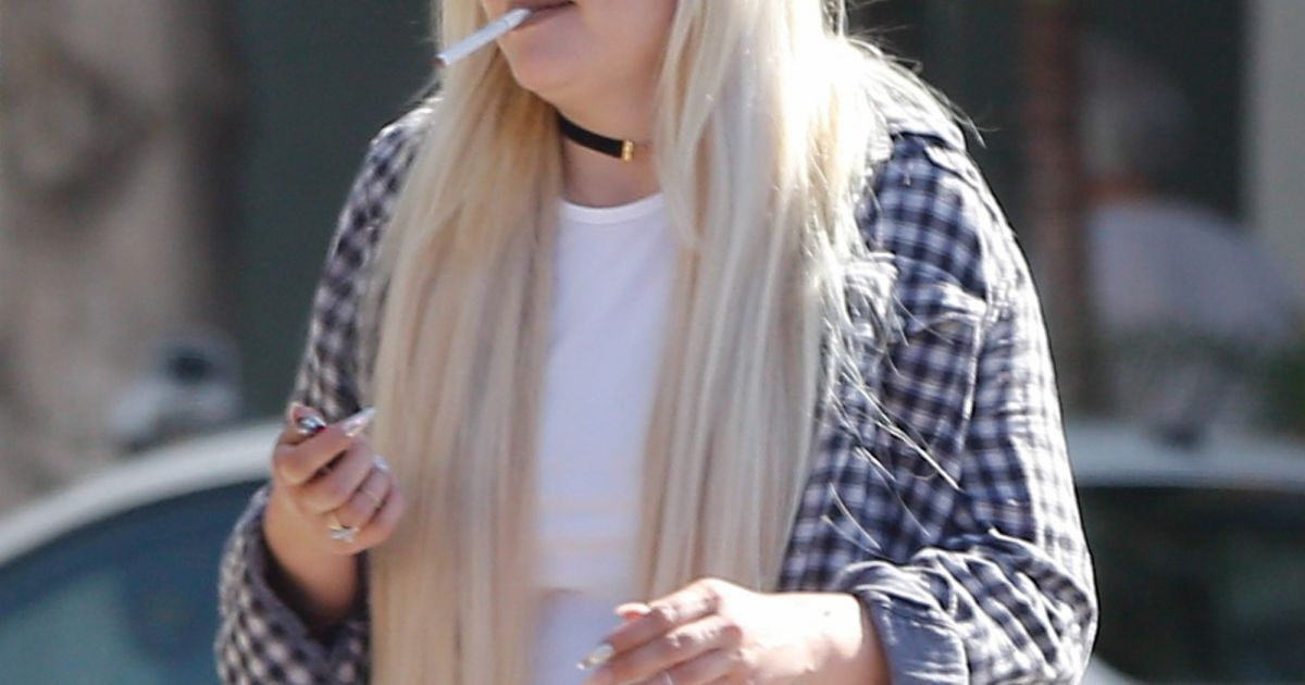 Amanda Bynes discute et fume une cigarette avec une amie dans les rues ...