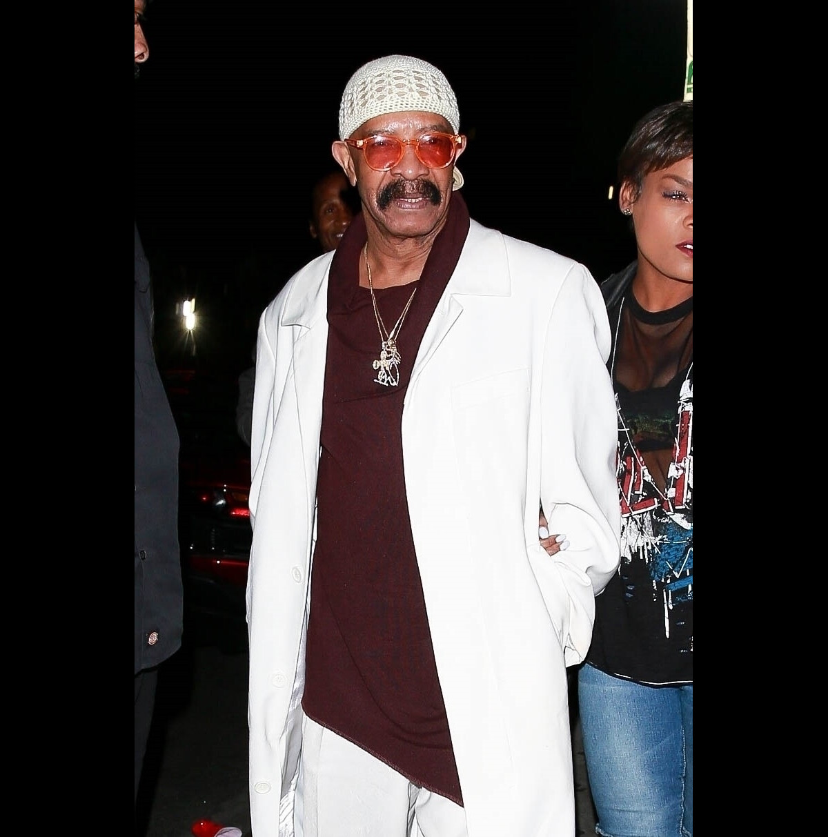 Photo : Dennis Graham (père de Drake) arrive dans la boîte de nuit ...