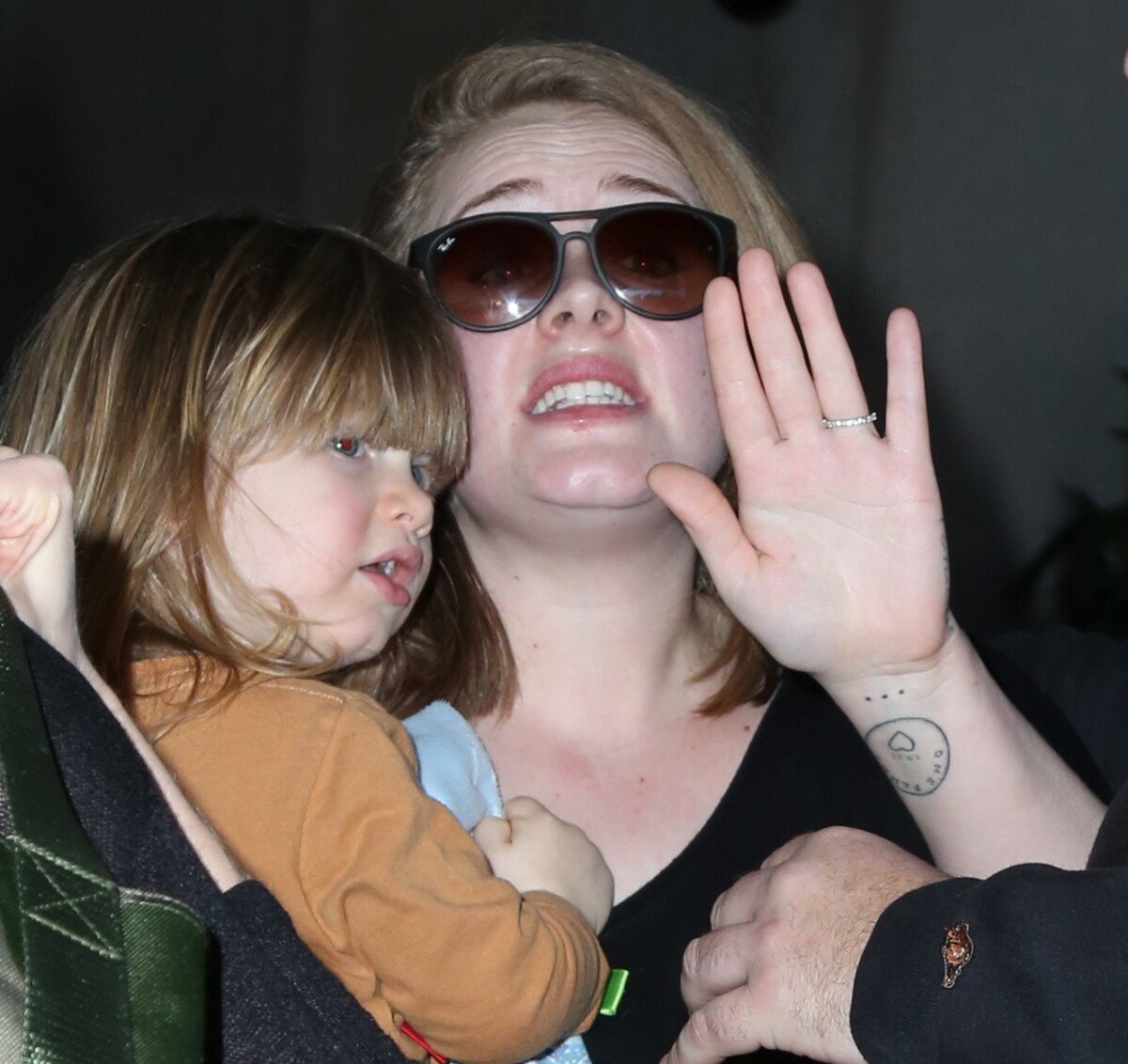 Photo : La chanteuse Adele et son fils Angelo Konecki arrivent à l'aéroport LAX de Los Angeles ...