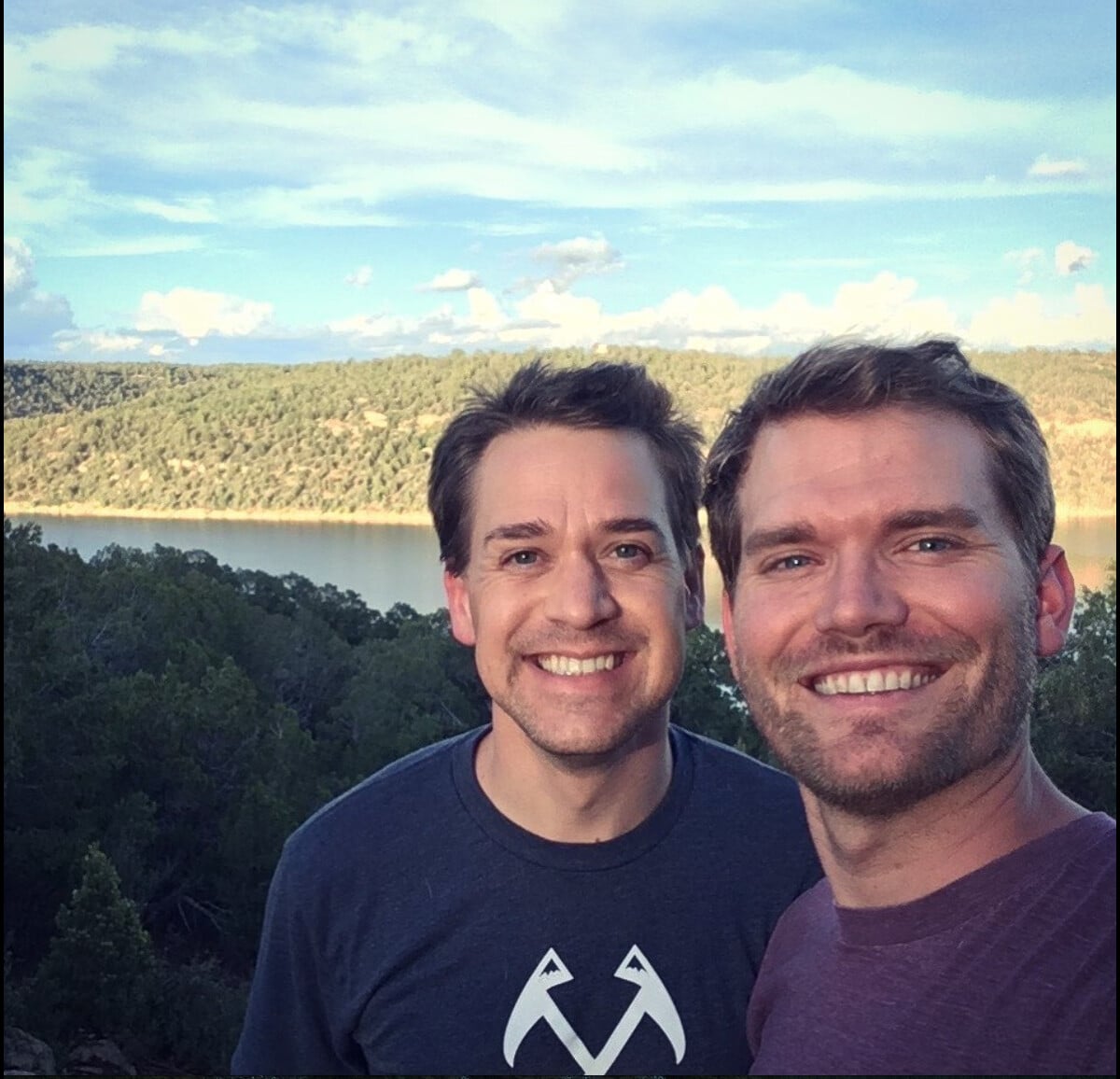 Photo : T.R. Knight et son mari Patrick Leahy sur Instagram. Le 2 mai ...