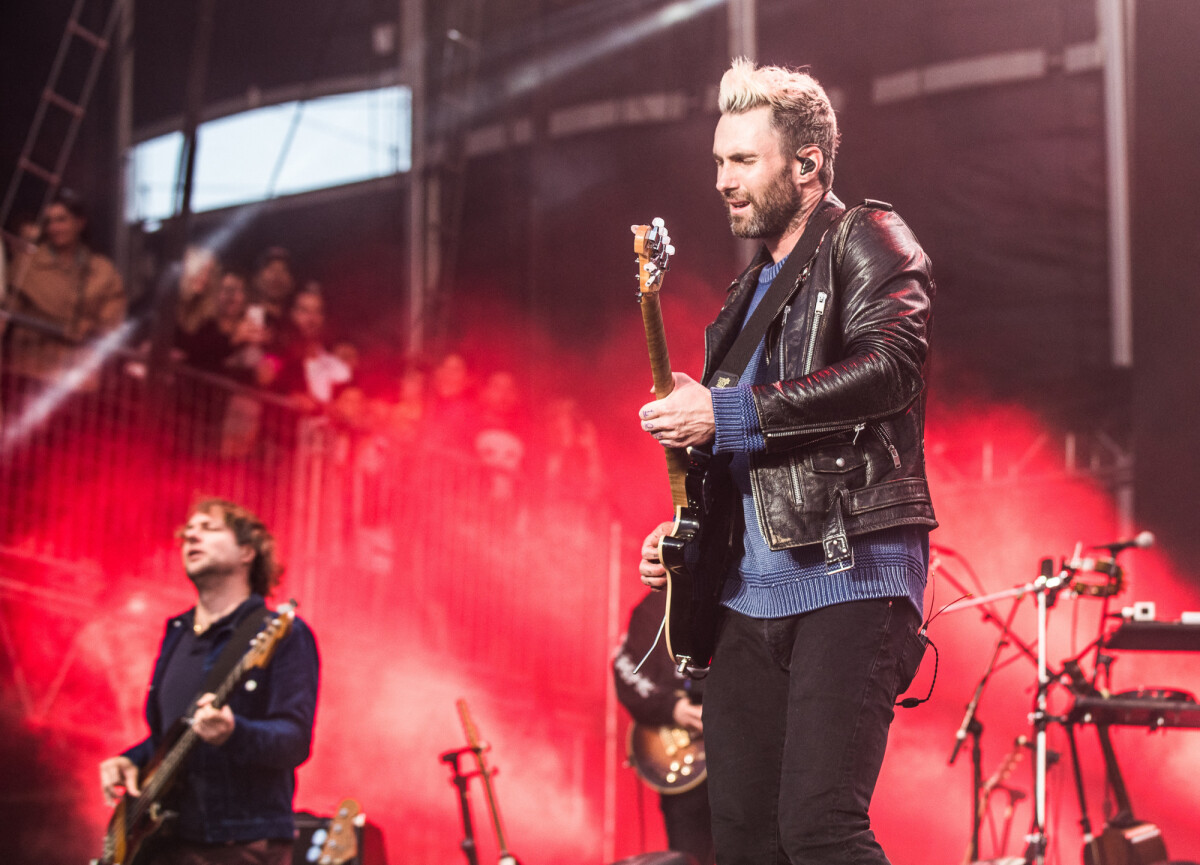 Photo : Musicians Adam Levine and Mickey Madden of Maroon 5 perform on ...