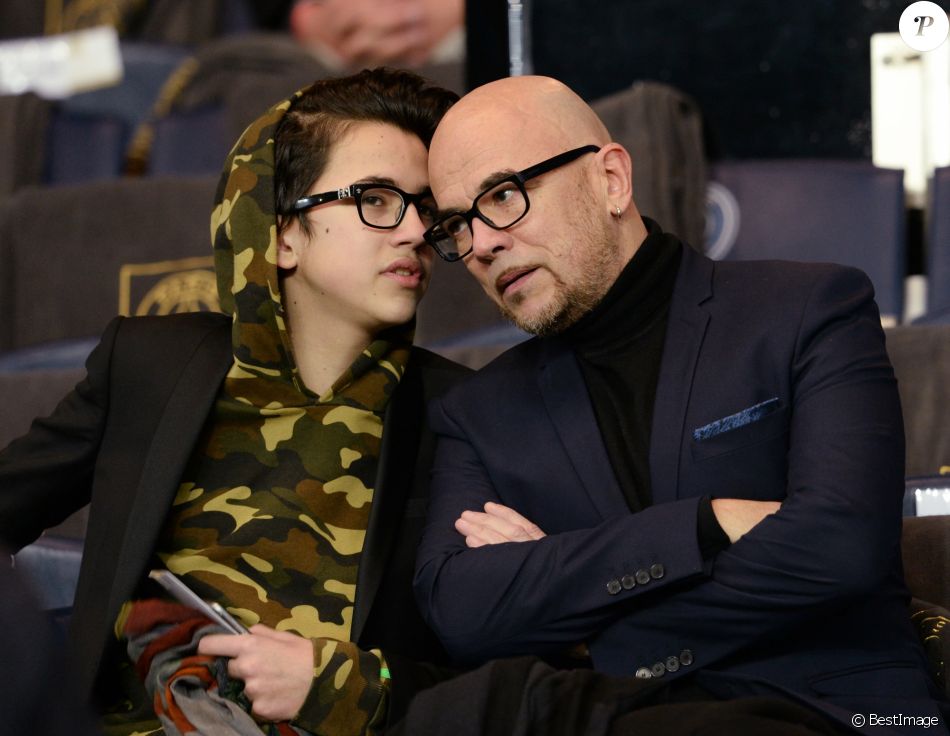 Pascal Obispo et son fils Sean - People au match des huitièmes de ...