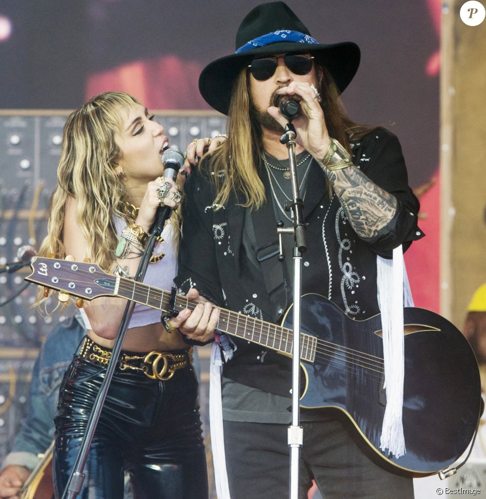 Miley Cyrus, Billy Ray Cyrus en concert au Glastonbury Music Festival ...