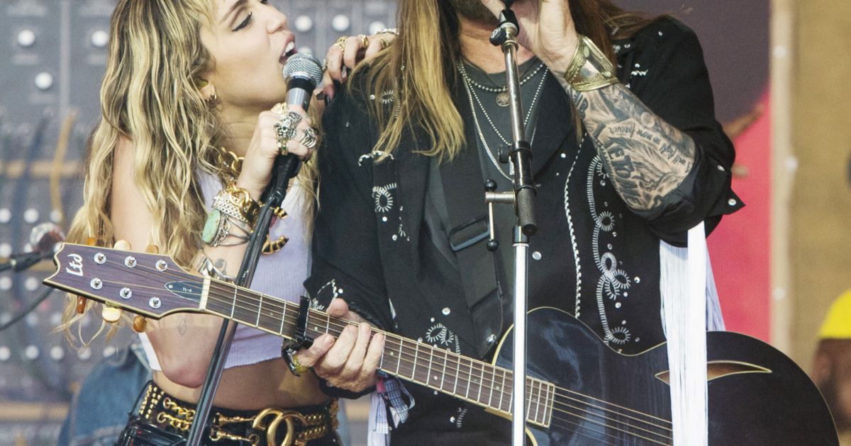 Miley Cyrus, Billy Ray Cyrus en concert au Glastonbury Music Festival ...