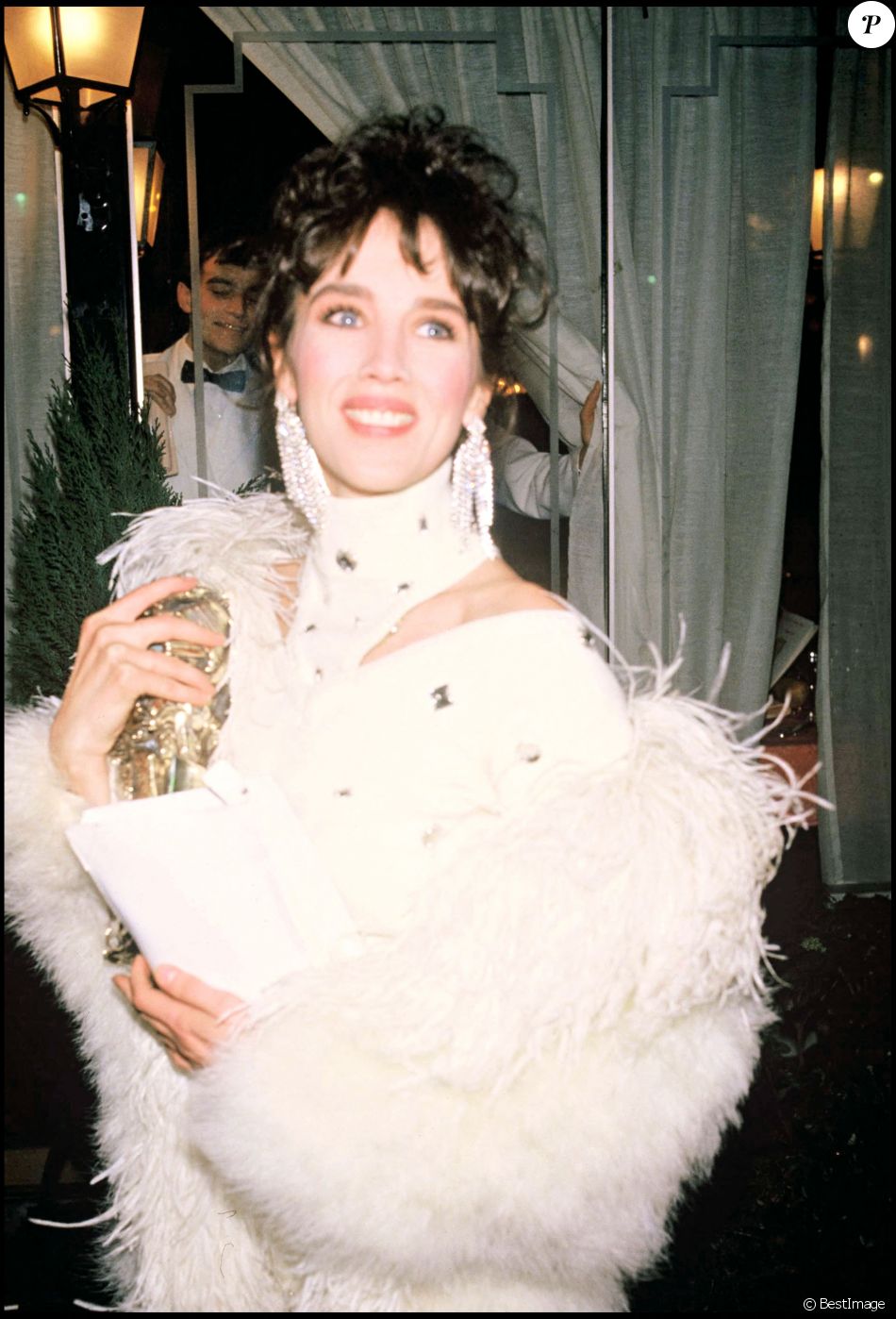 Archives - Isabelle Adjani et son trophée - César de la meilleure ...