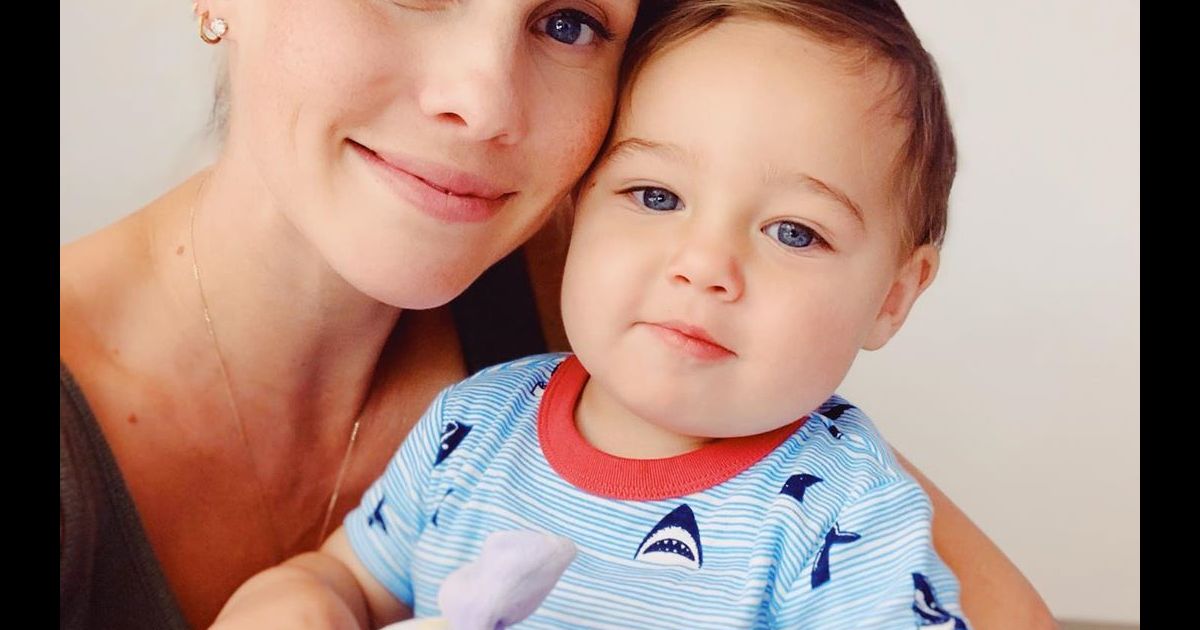 Claire Holt pose avec son fils James sur Instagram, juillet 2020 ...