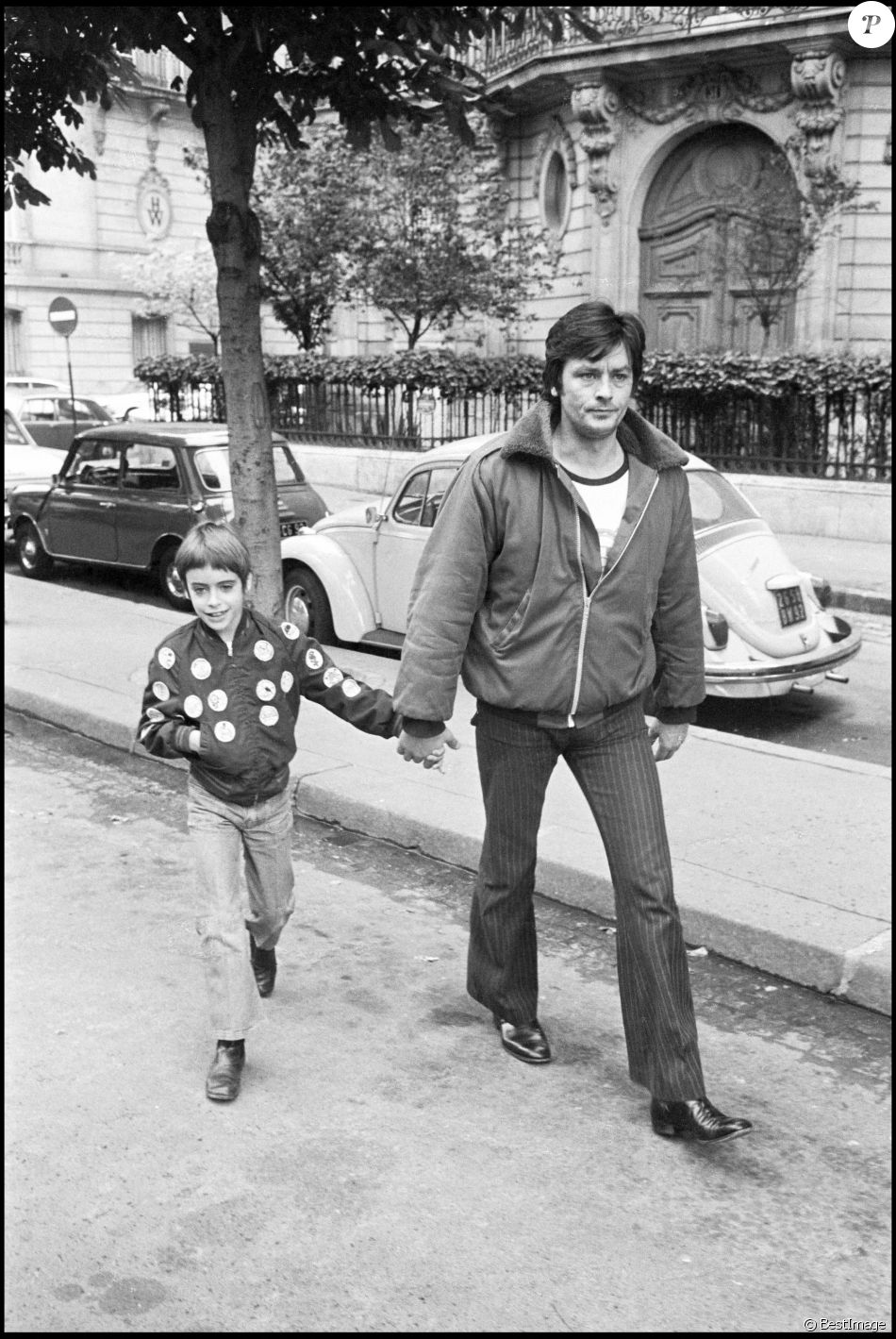 Alain Delon et son fils Anthony à Paris en 1972. - Purepeople
