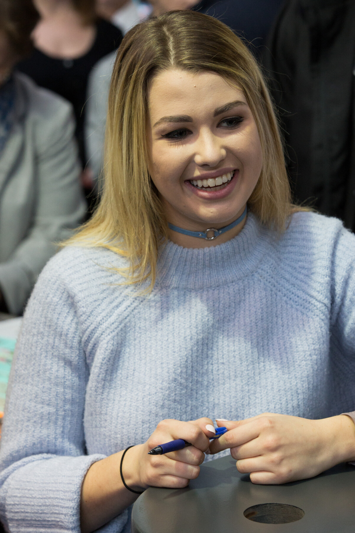 Photo Exclusif Enjoyphoenix Marie Lopez Dédicace Son Livre
