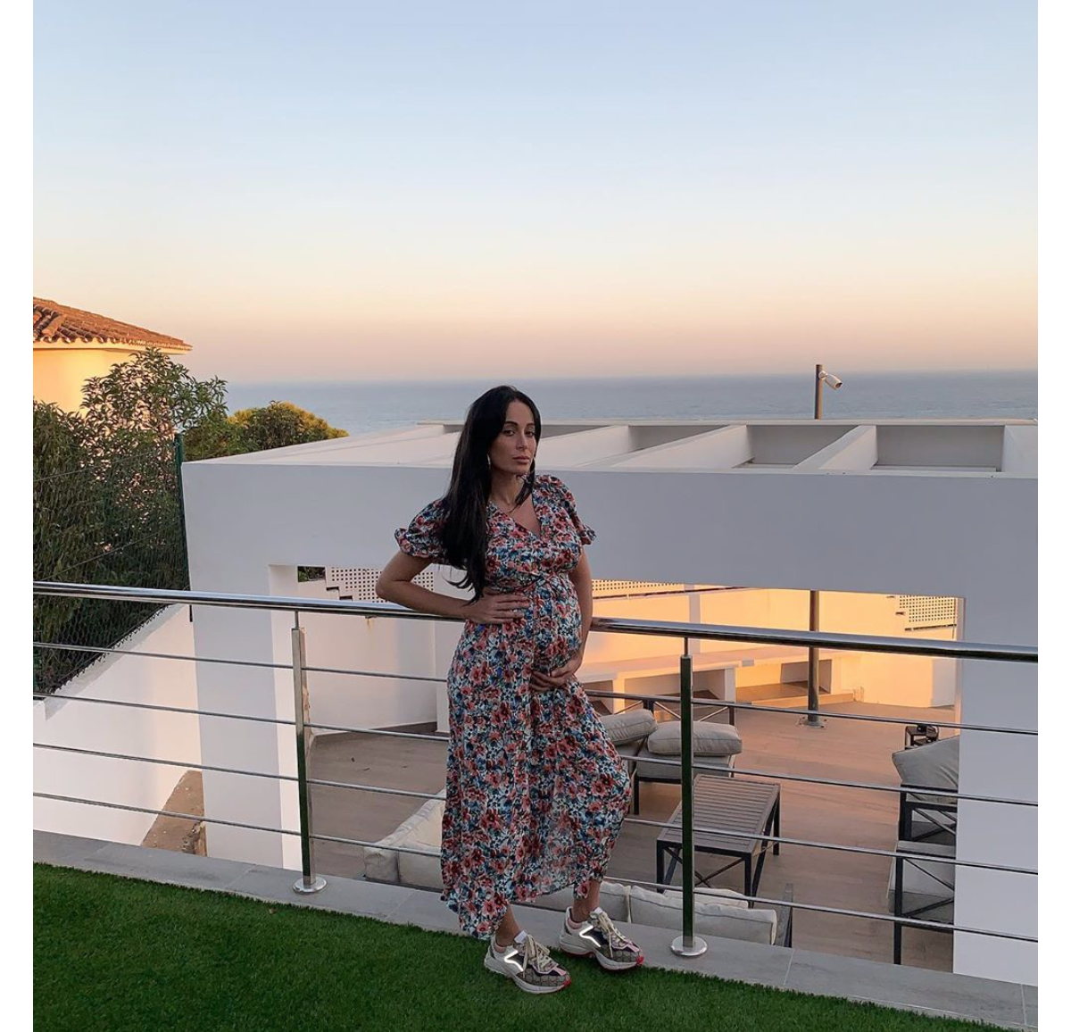 Photo : Kenza Farah, enceinte de son premier enfant. Août 2020. - Ode ...