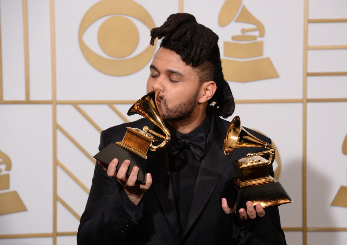 Photo : The Weeknd et ses deux Grammys aux 58e Grammy Awards. - Purepeople