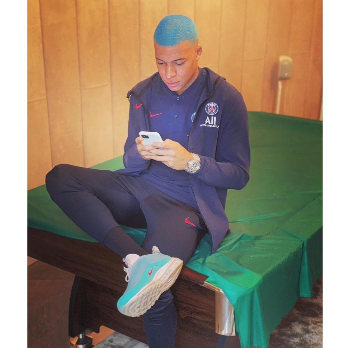 Photo : Kylian Mbappé dévoile sa nouvelle coloration bleue. Décembre ...