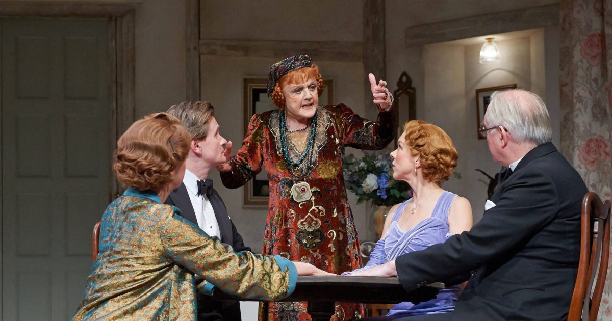 Angela Lansbury joue dans la pièce de théâtre Blithe Spirit à Londres le 13 mars 2014. - Purepeople