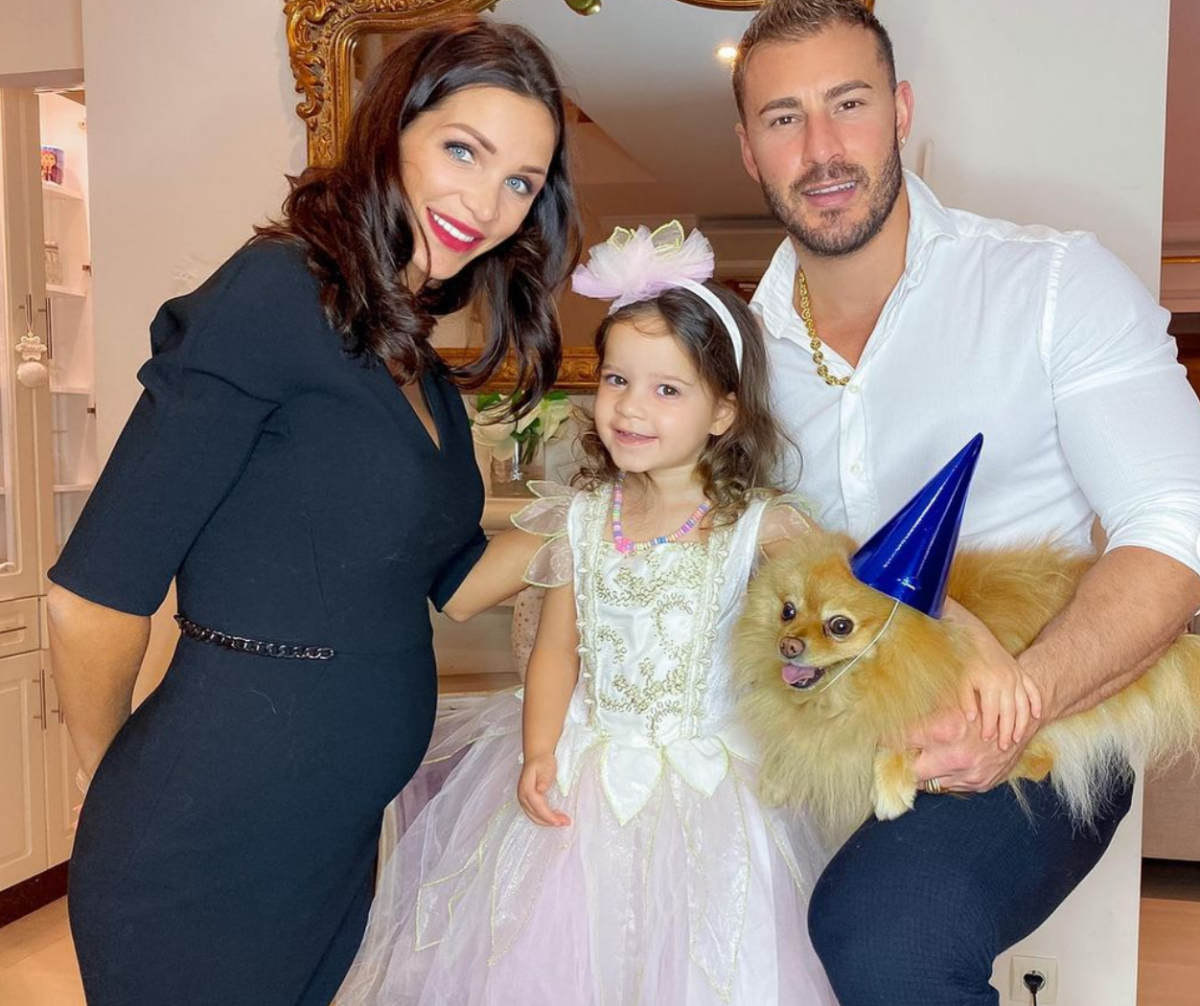 Photo : Julia Paredes et son compagnon Maxime Parisi attendent leur ...